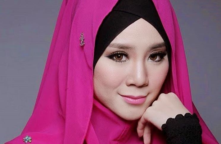 Raisyyah Rania Yeap berhijab pink | Denaihati